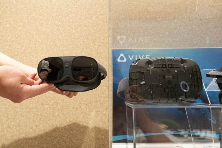 一歩先ゆく一体型VR「VIVE XR Elite」レビュー スマホの文字が見えるパススルーに快適無比なVR睡眠 | PANORA